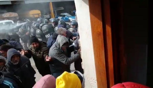 Balas de goma y gases: tensión por un conflicto entre municipales y el ...