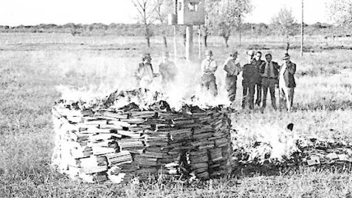 Hace 35 años la dictadura argentina quemó toneladas de libros