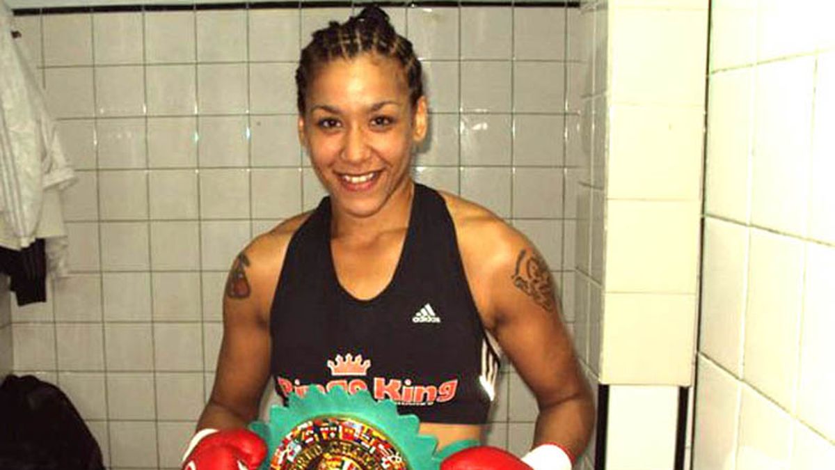 Erica Farías retuvo el título mundial superligero