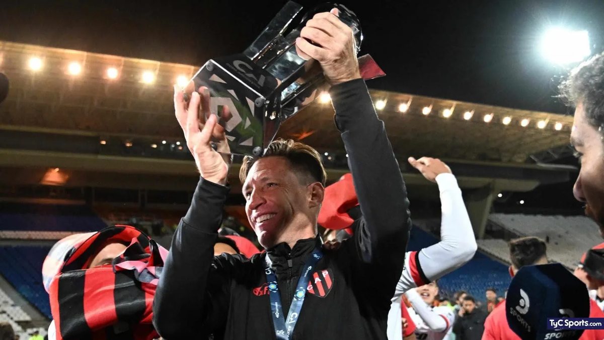 Emocionado, Sava recordó a Griguol en el festejo del Patronato campeón