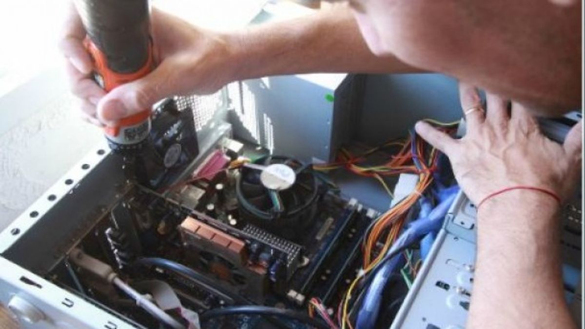 Arreglar computadoras es una alternativa laboral que prolifera