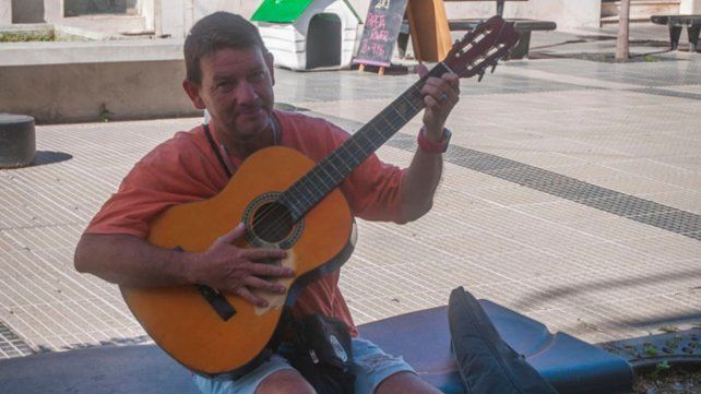 Juan Simón Palavecino, el cantante de la Peatonal San Martín