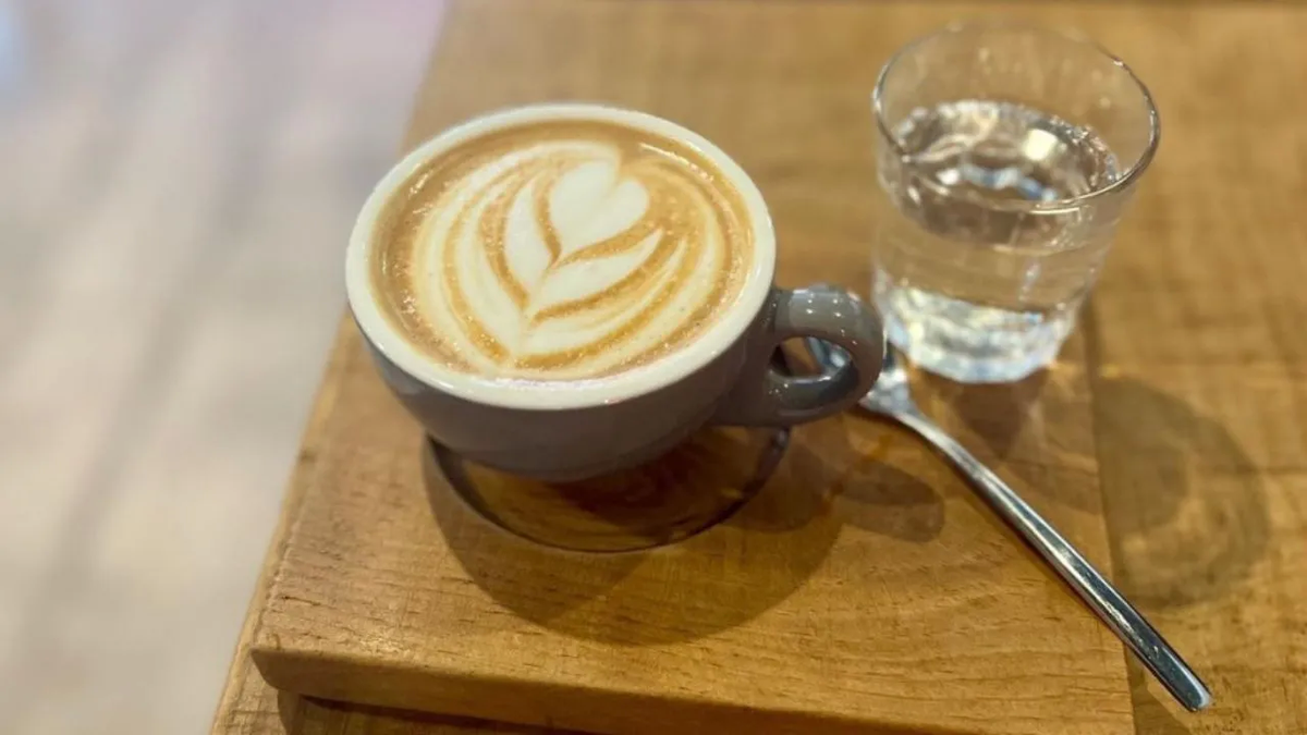 Cómo preparar un flat white, el café que es tendencia