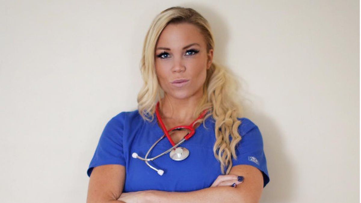 Es enfermera y hace delirar a los hombres con sus fotos en las redes ...