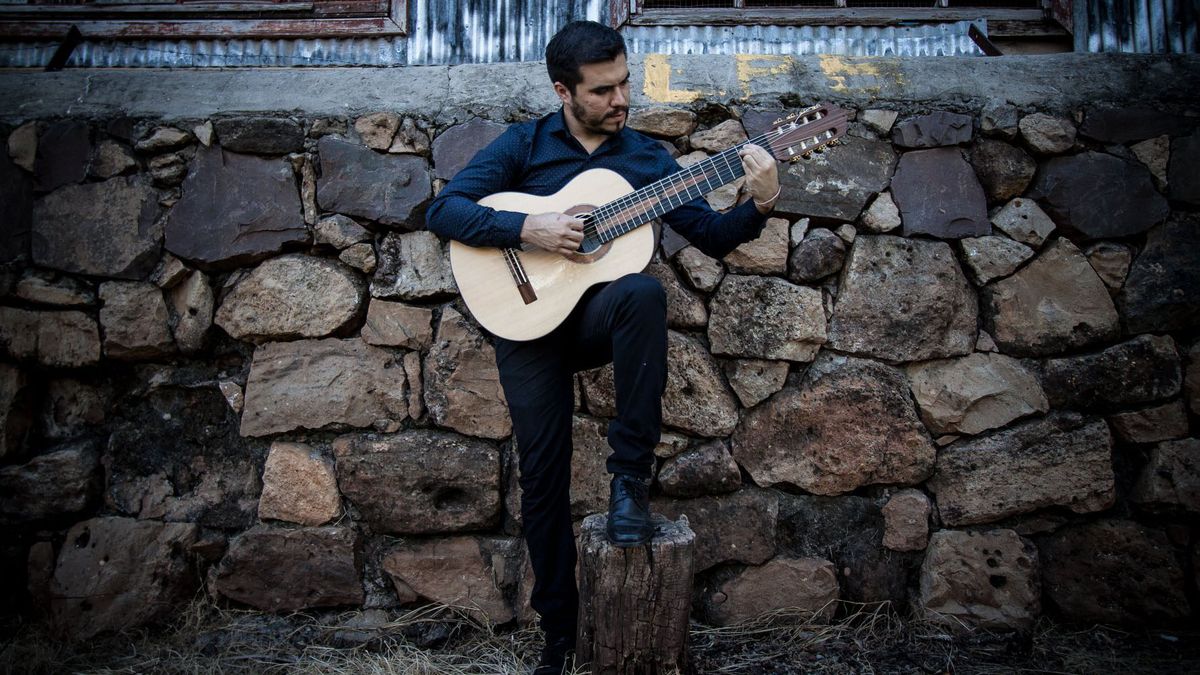 El guitarrista Augusto Ayala sigue afinando sus proyectos durante la ...