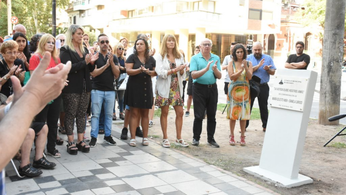 Instalaron una placa en memoria de Daniela Caruso y Celeste Haiek
