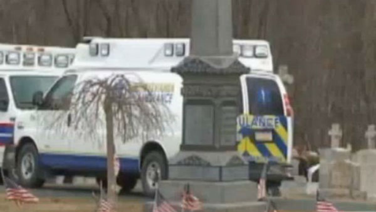 Un hombre murió al ser aplastado por la lápida de la tumba de su suegra