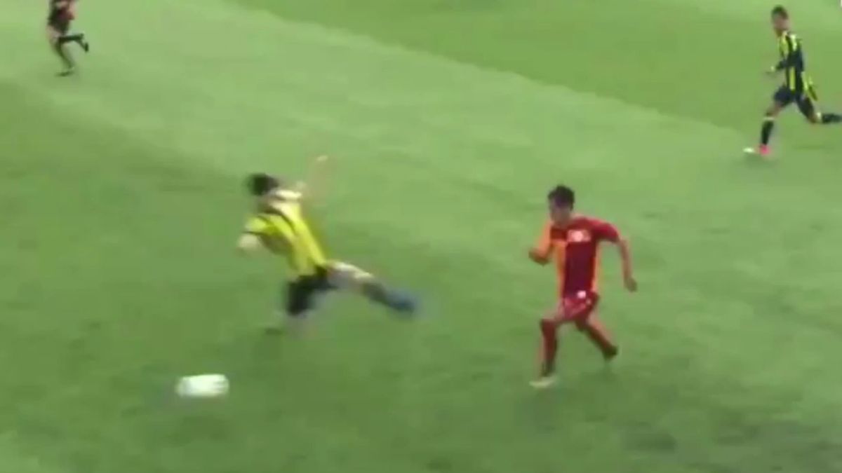 Una patada criminal que apenas terminó en amarilla