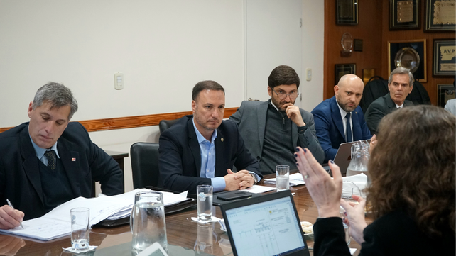 El ministro santafesino Lisandro Enrico vapuleó al gobierno de Milei: Les chupan un huevo las ...