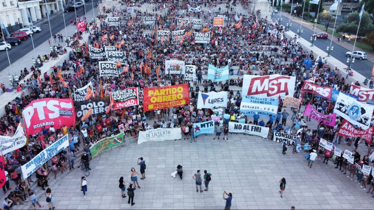 Marcha al Monumento a la Bandera en contra del acuerdo con el Fondo