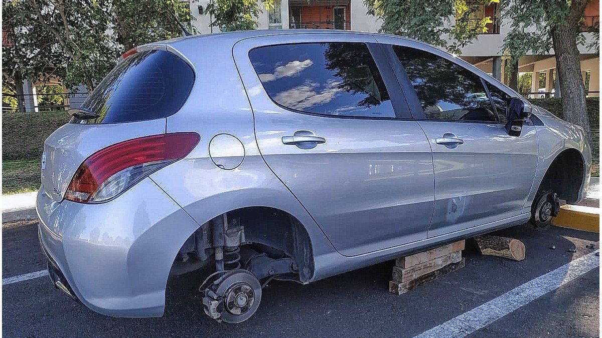 Ladrones dejaron un auto sin ruedas en el barrio Procrear