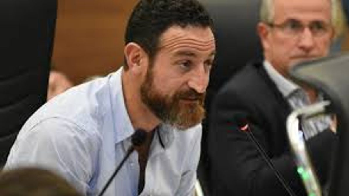 Sukerman con científicos locales