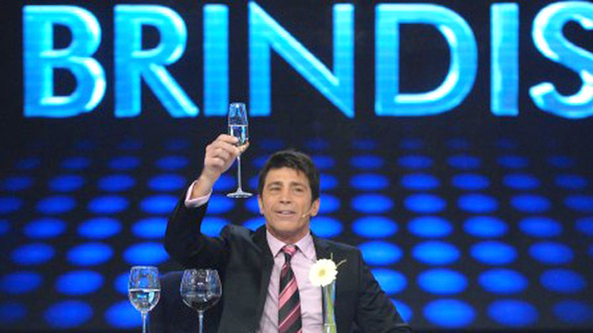 ¿Quién es el galán que va a brindar con Nico en Sábado Bus?
