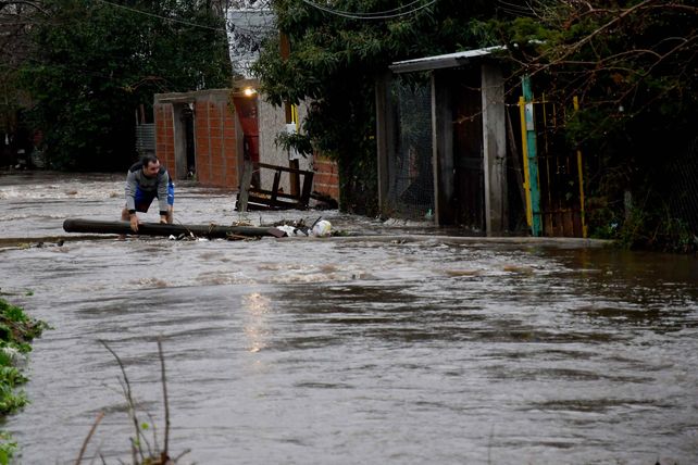 Inundaciones en La Plata: cientos de evacuados por el fuerte temporal y ...