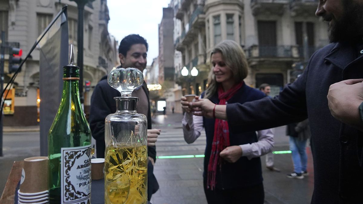 Caña con ruda: cómo es el ritual y por qué se toma el primero de agosto