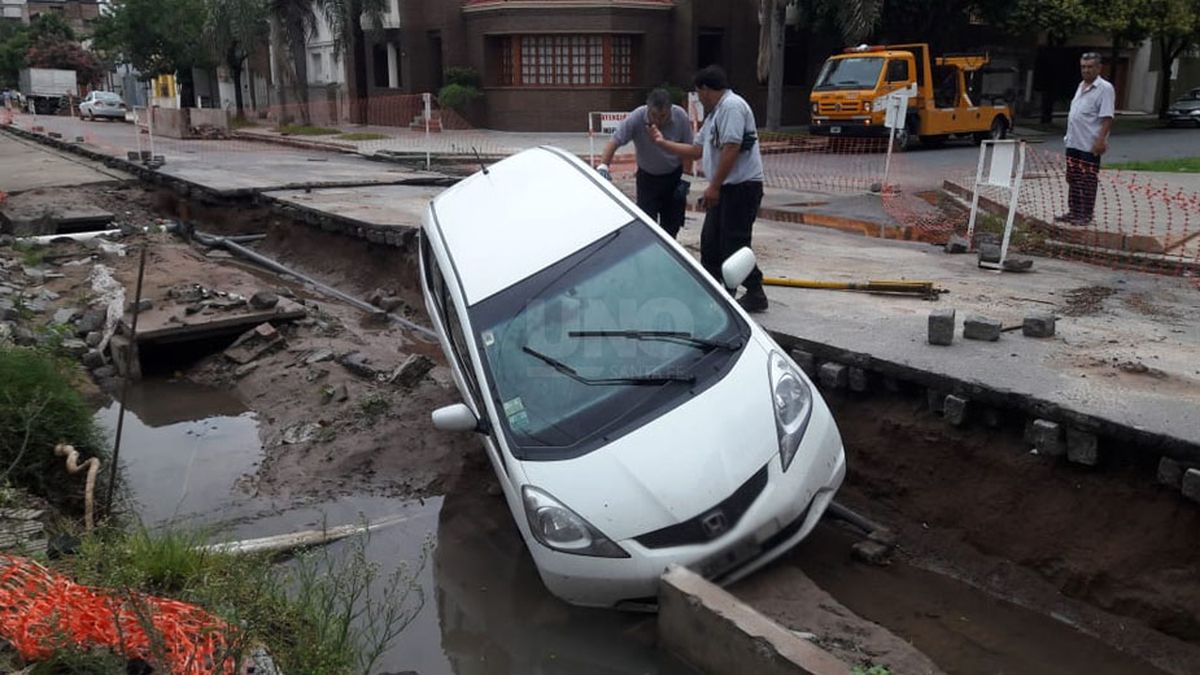Todos se preguntan cómo terminó el auto en la zanja