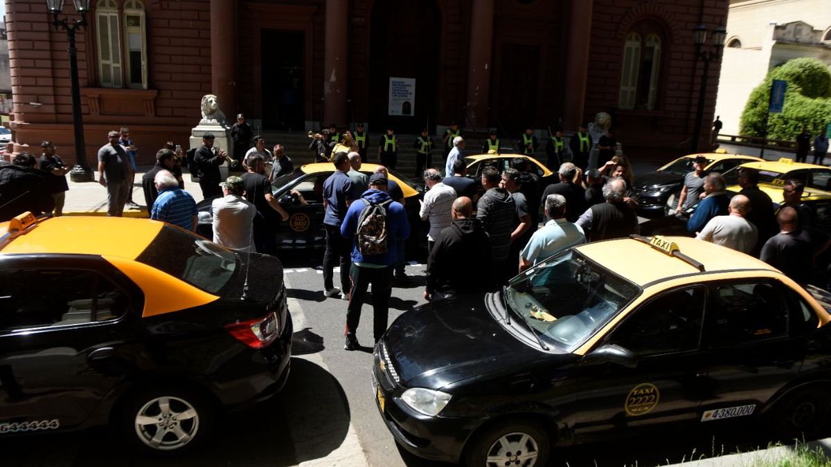 Tras el paro de taxis se disparó una polémica entre propietarios y el ...