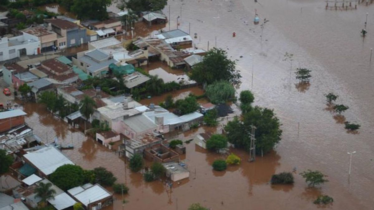 Dos Víctimas Fatales Y 20 Mil Evacuados Por Las Crecidas En El Litoral