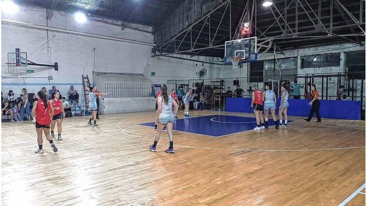 CUST venció a República y estiró su invicto en el Apertura