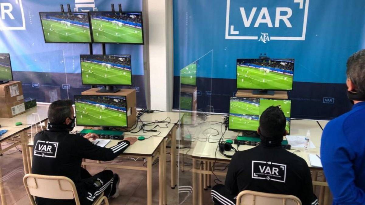 El VAR comienza a usarse en el fútbol argentino: en qué situaciones se ...