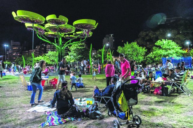 Vuelven los picnics nocturnos a los parques de la ciudad