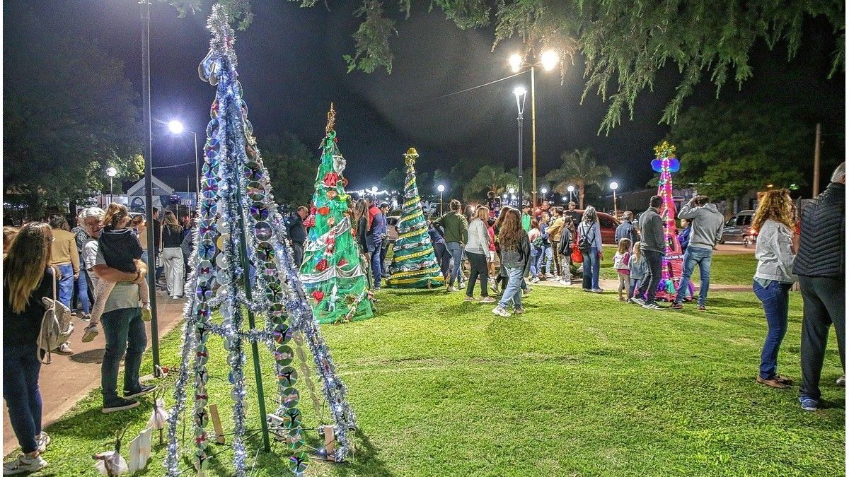 El espíritu navideño embellece las calles en General Ramírez