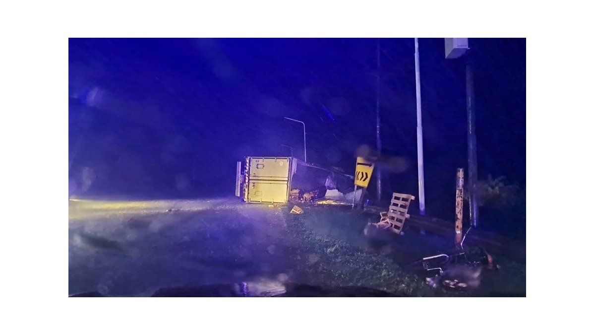 Caos y saqueos en Laguna Paiva: un camión con pollos congelados volcó y fue abordado por más de ...