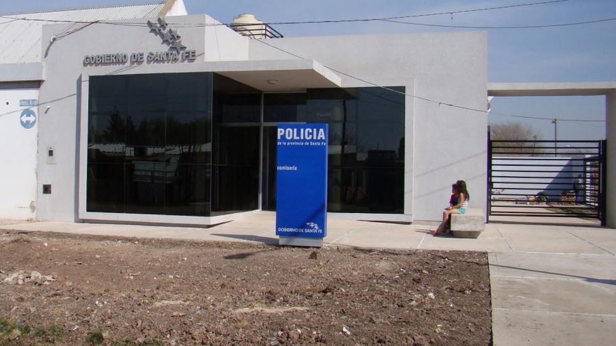 Tres hampones armados irrumpen en una comisaría, reducen a un guardia y ... Tres hampones armados irrumpen en una comisaría, reducen a un guardia y ...