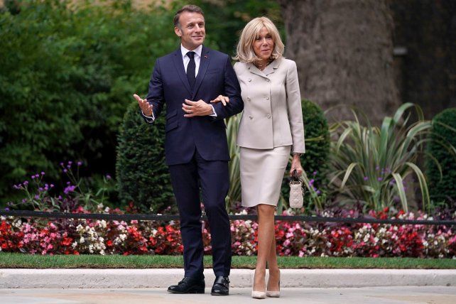Condenaron a diez personas que afirmaron que la esposa de Macron era ...