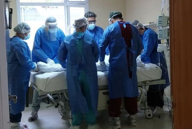 Ya no me banco más la despedida telefónica antes de intubar al paciente ...