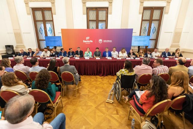 Pullaro reúne a sus ministros y legisladores al cumplir un año de gestión