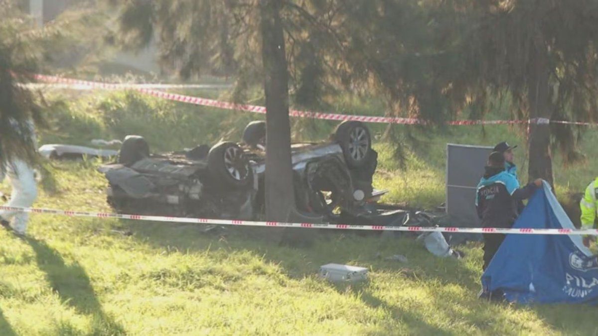 Cinco jóvenes muertos y un herido grave tras volcar un auto en la autopista Panamericana de ...