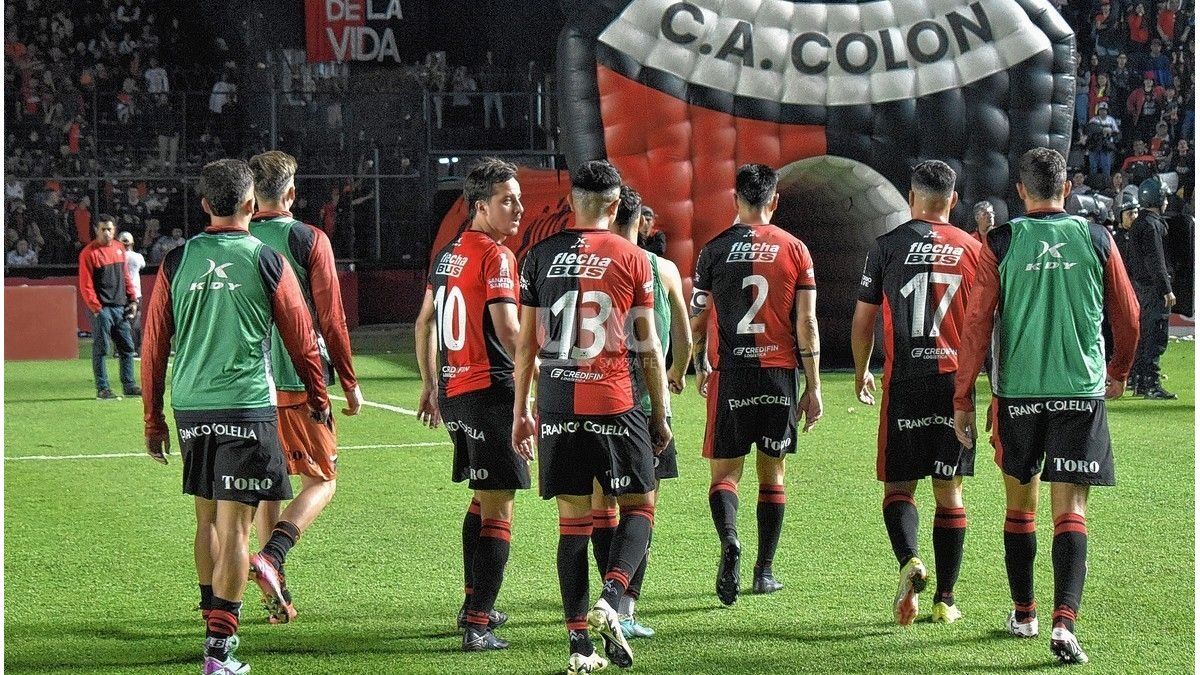 Quiénes son el arquero y el goleador que cerraría Colón