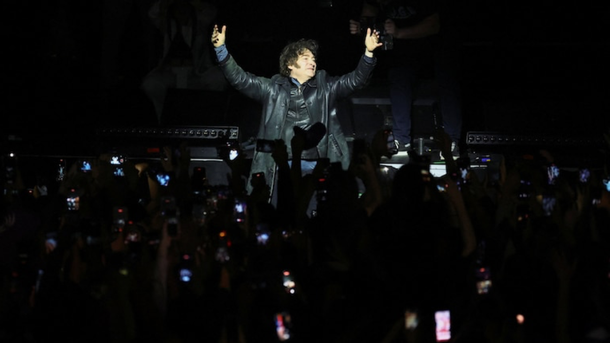 Javier Milei cantó con su banda y le agradeció a Karina, a Santiago ...