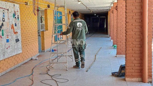 Tras el vandalismo, comenzaron las reparaciones en la escuela Ravera y apuntan a iniciar las ...