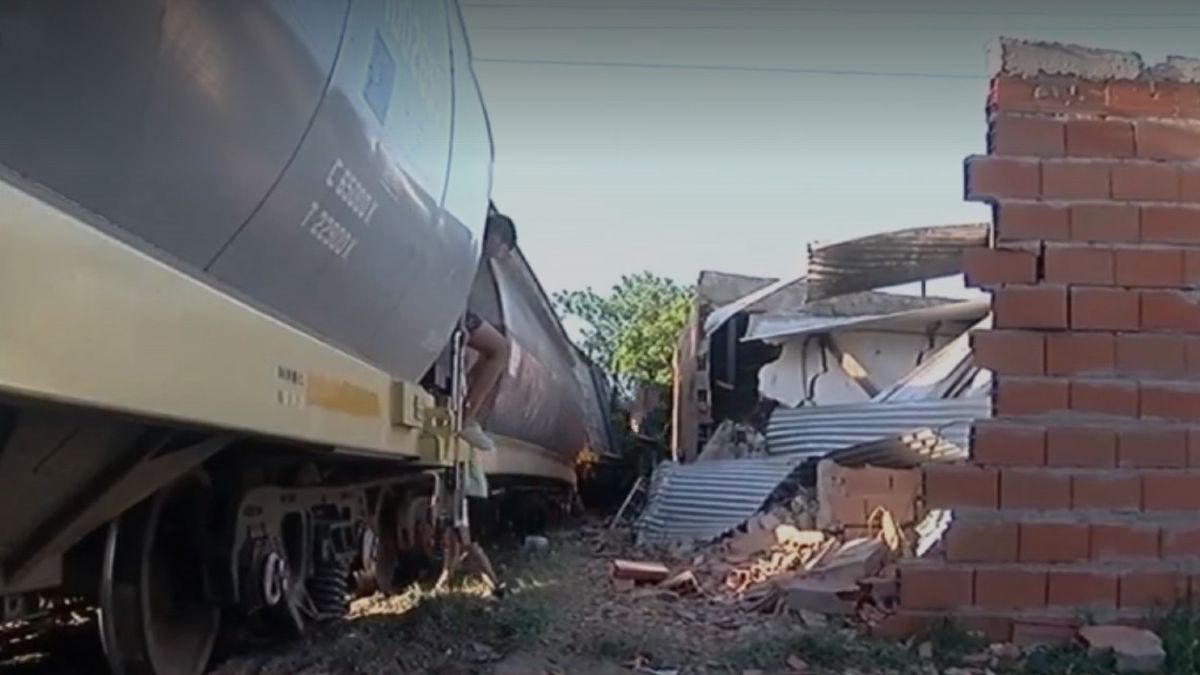 Un tren de cargas descarriló, destruyó cuatro viviendas y de milagro no ...