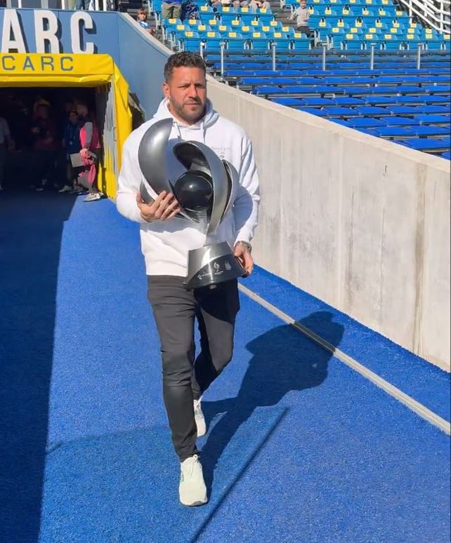 Jorge Broun fue el encargado de ingresar el trofeo de la Supercopa ...