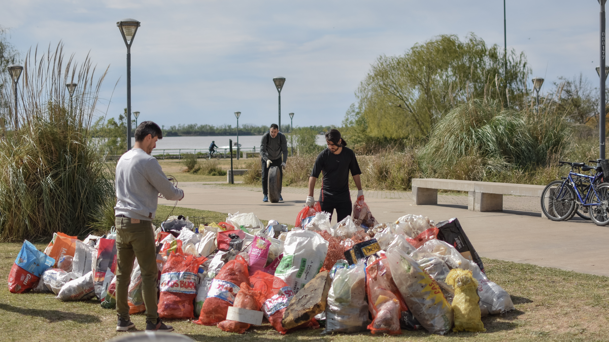 En las 200 bolsas de basura recolectada en el río, el plástico volvió a ...