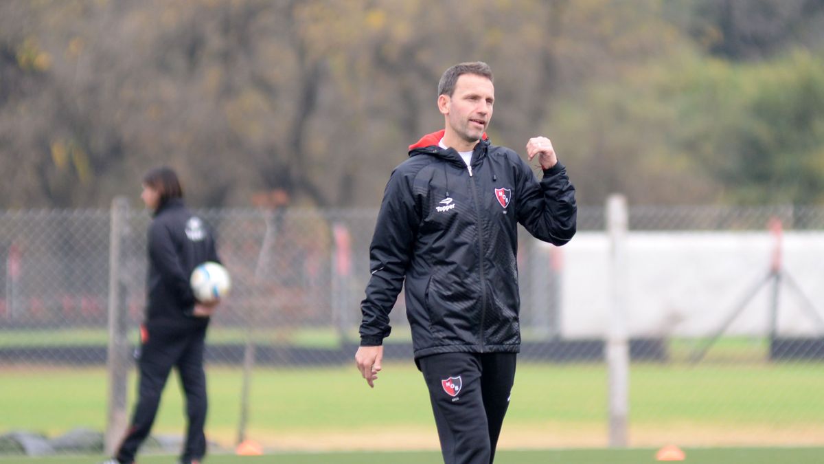 Lucas Bernardi sigue a la espera de los refuerzos para Newells