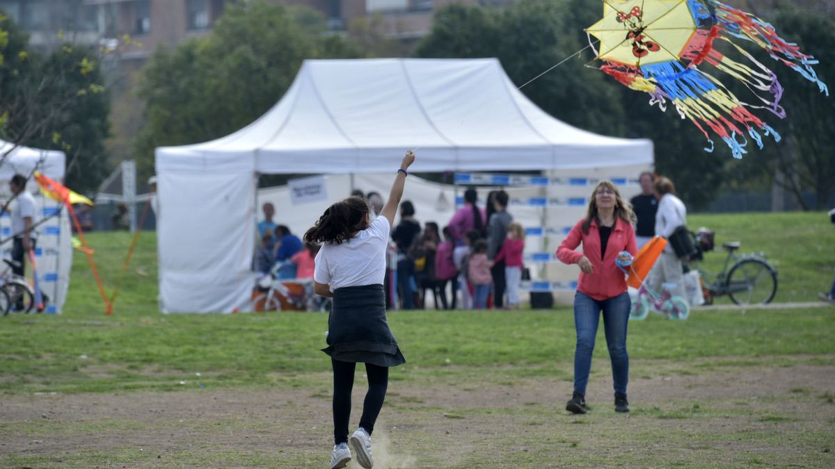 Los chicos pintan el cielo en el festival de barriletes