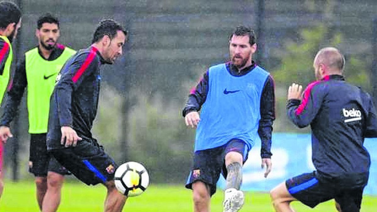 Lionel Messi se prepara bajo la lluvia con el Barcelona
