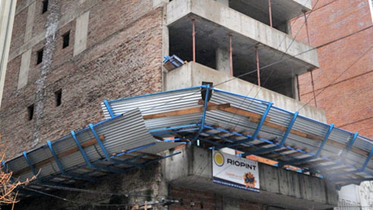 Se desplomó una pared del décimo piso de una obra