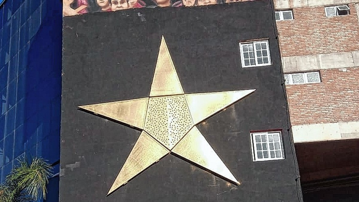 Así quedó el mural de Colón con la estrella de campeón