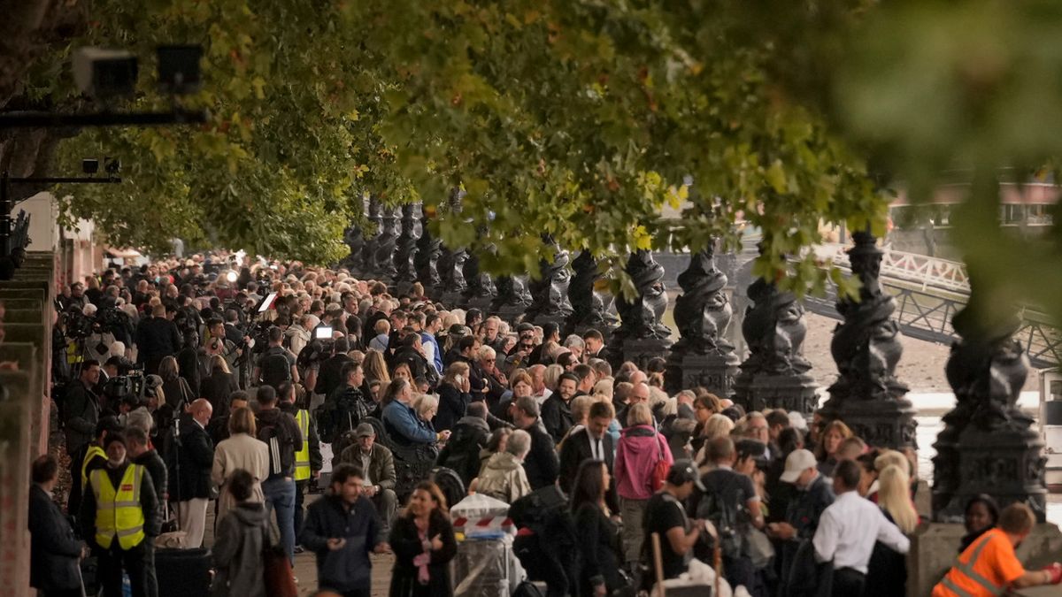 El desafío del funeral de Isabel II: lograr una fila perfecta de 16 ...