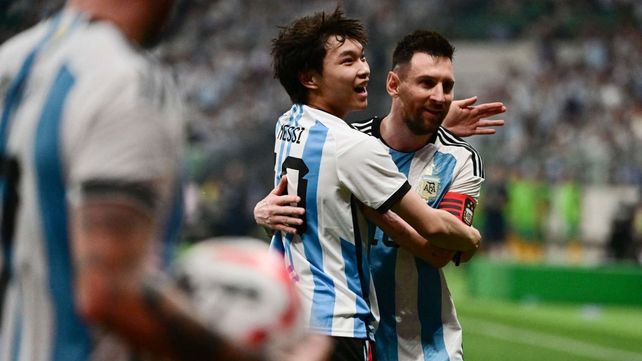 El hincha chino que entró a la cancha a fotografiarse con Lionel Messi ...