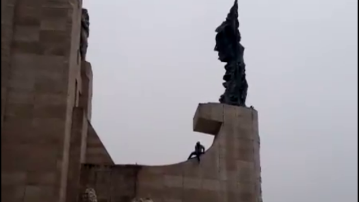 Un hombre subió a la proa del Monumento a la Bandera para pedir que le ...
