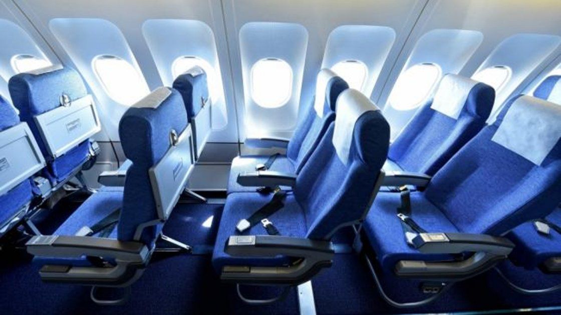 La curiosa razón por la que las butacas de los aviones suelen ser azules