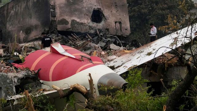 Air India: encontraron la caja negra del avión que se estrelló con más ...