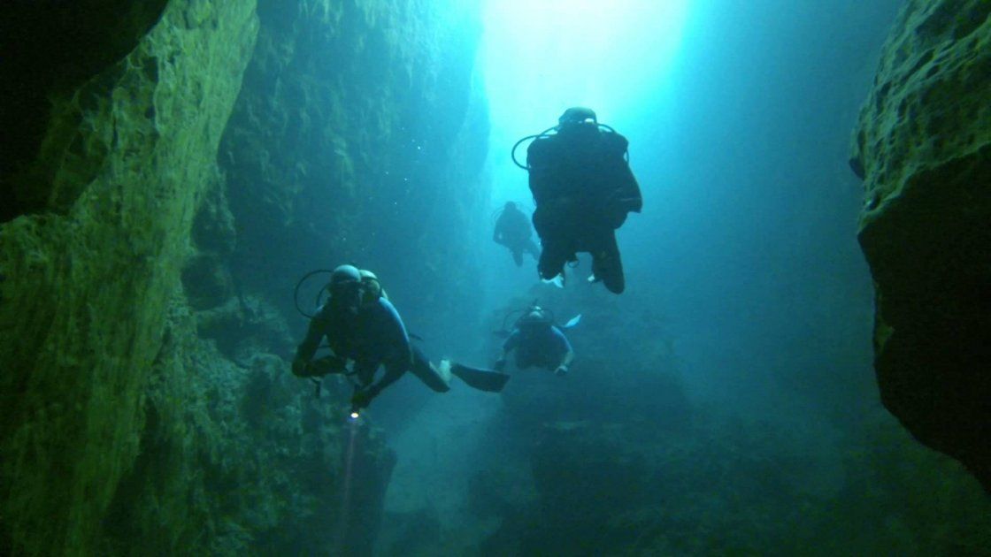 Una cueva para nadar con peces tropicales