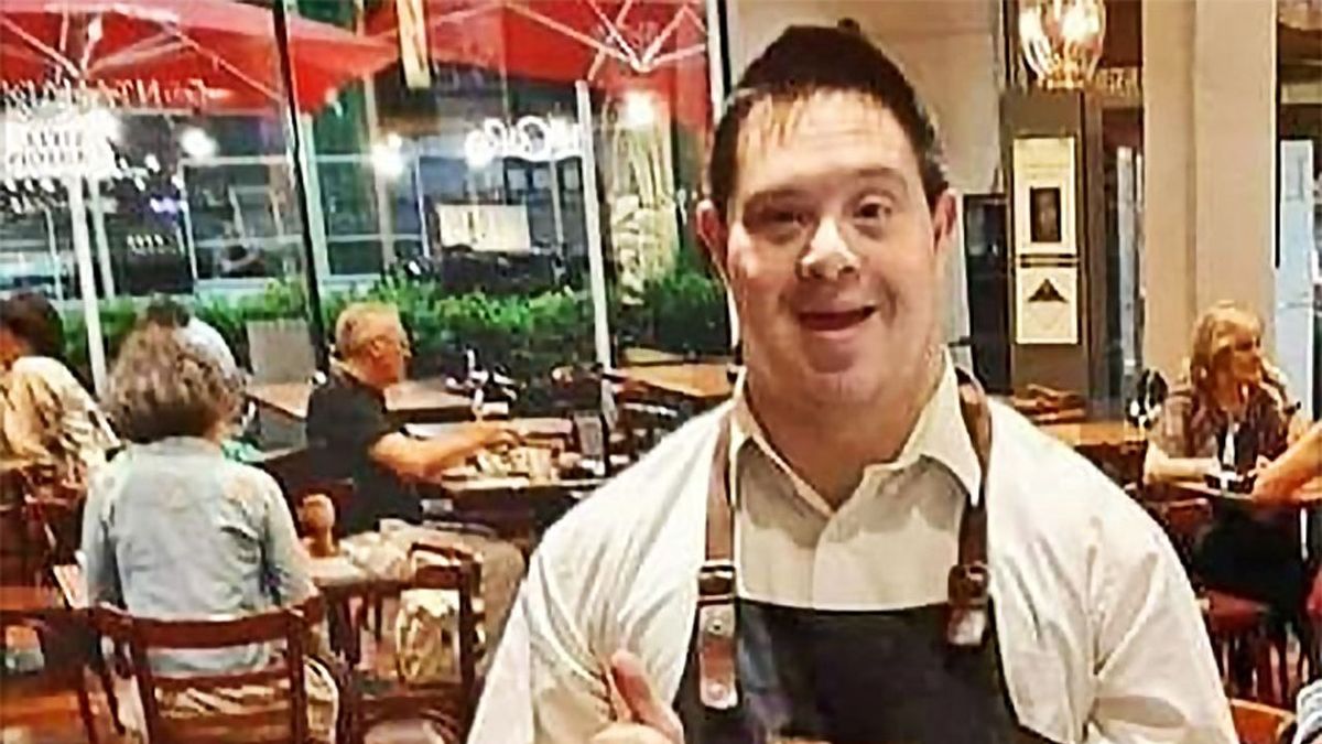 Murió Dany Hernández, el mozo de El Cairo que fue actor y llevaba a ...